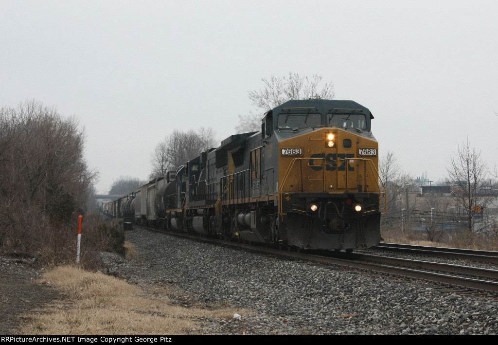 CSX 7683 and train Q370